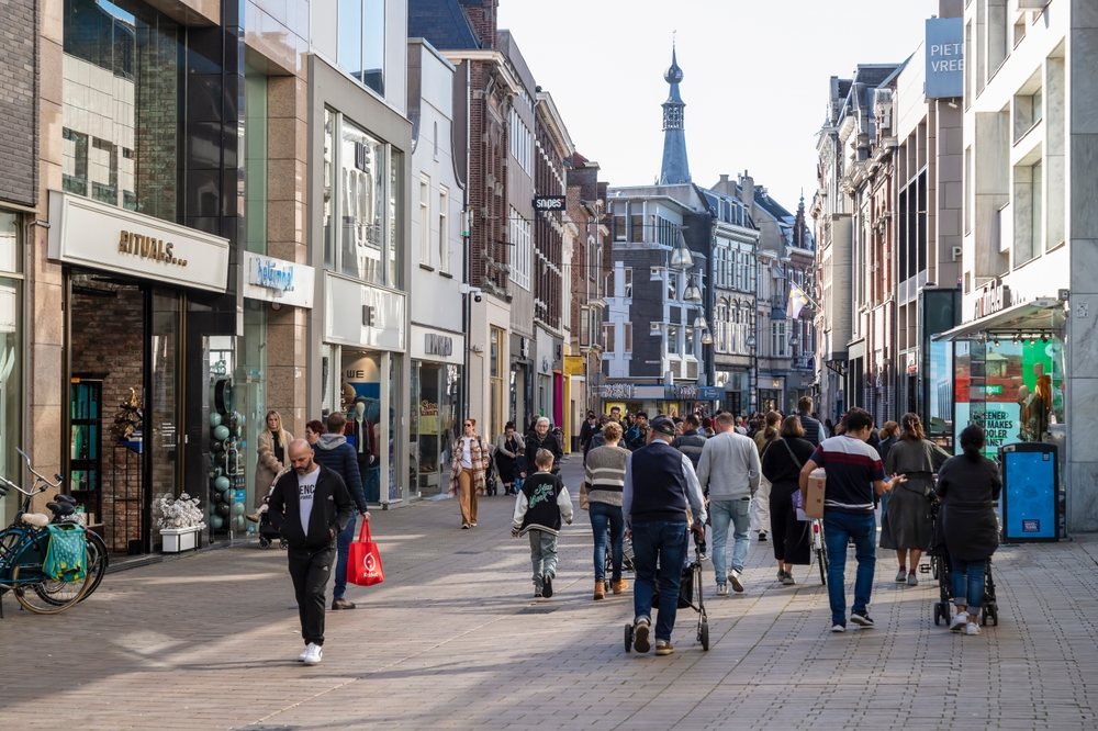 Zonneschijn dicteert drukte winkelstraat